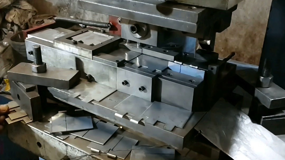 冲压卷圆模具实用做法,简易机构就可以自动送料,效率堪比连续模