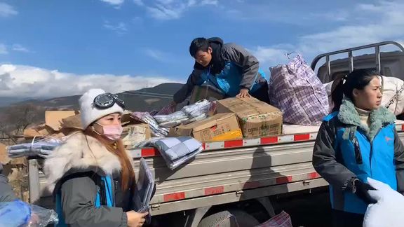 爱回大山公益弘扬中华民族传统美德[玫瑰]敬老爱老[爱心]寒冬送温暖,...