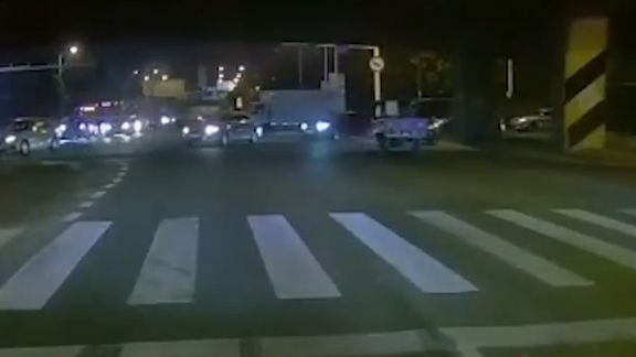 直击现场!无锡高架桥垮塌 三辆车被压 正在救援中