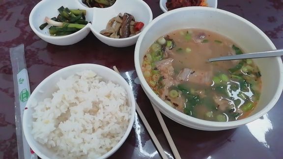 图们吃的狗肉汤饭