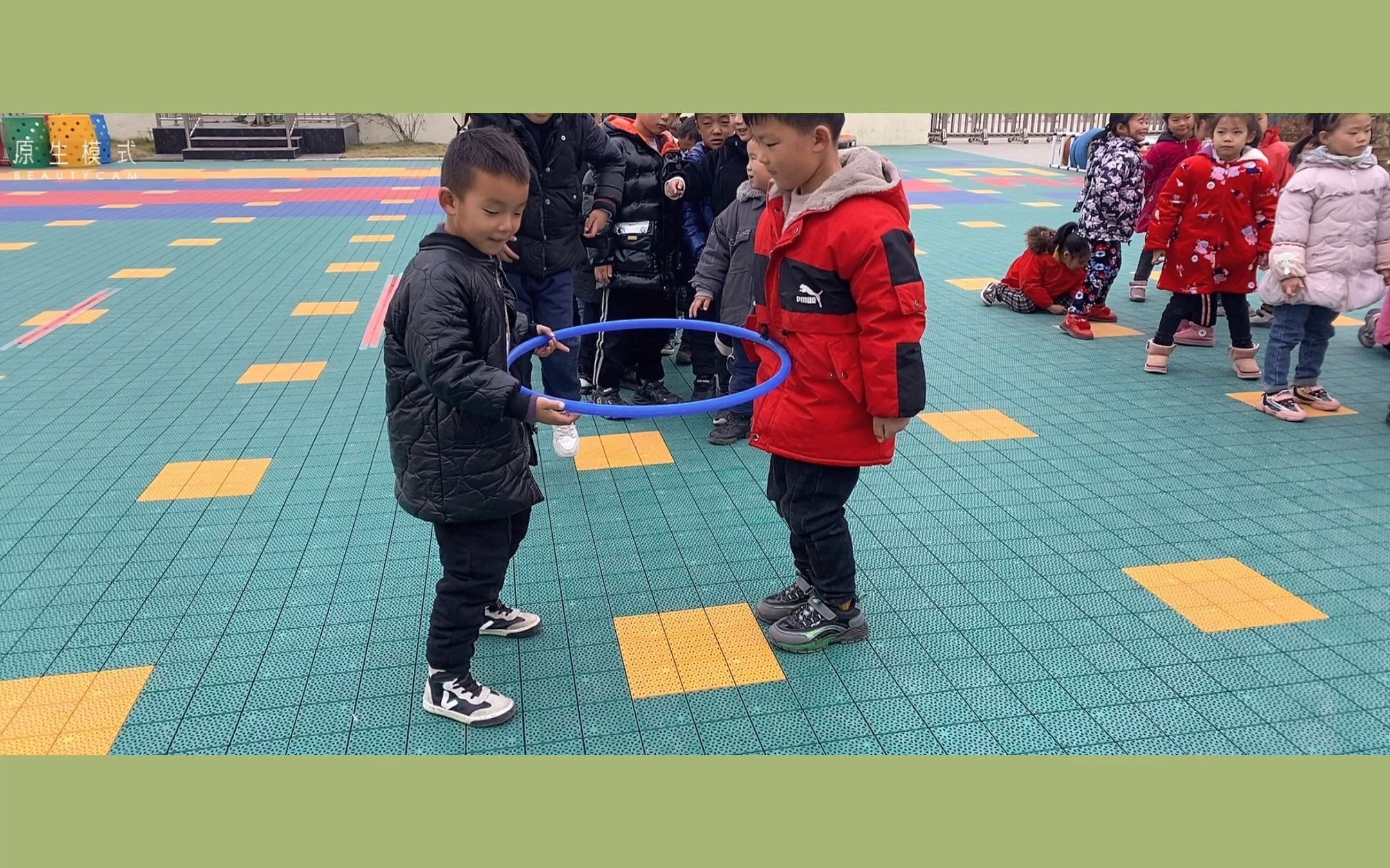 幼儿户外游戏:厉害的小肚皮,快带孩子一起玩吧#幼儿园 #一群小可爱 #...