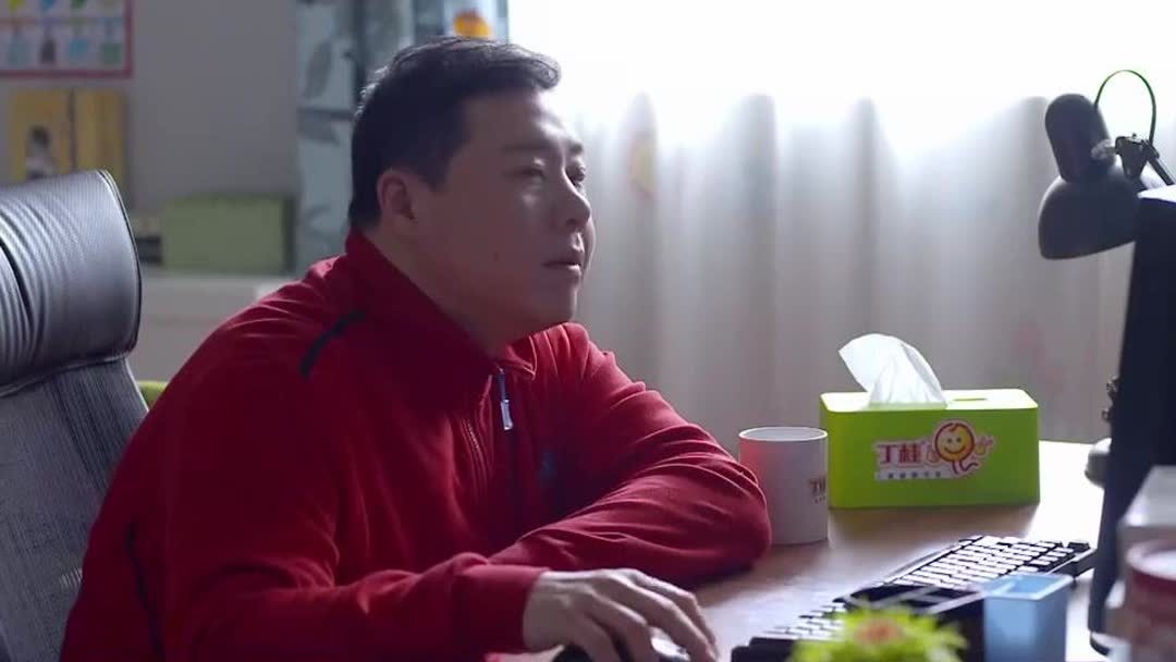 大楠看到老婆来了,立马切换到电脑桌面,在干嘛呢这是?