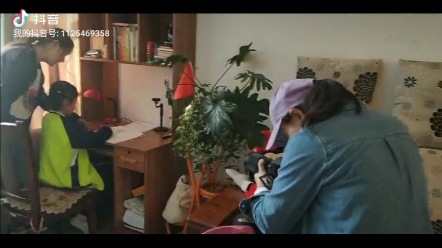 美女记者来家拍最美家庭宣传片