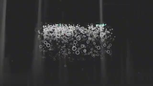 男子租迈凯伦疾驰撞车右腿骨折跑车面目全非消防员破拆救人