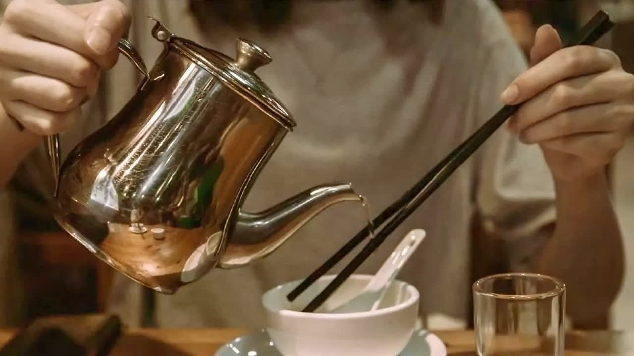 为什么广东人吃饭前,喜欢用热水烫碗筷?真的能消毒吗?涨知识了