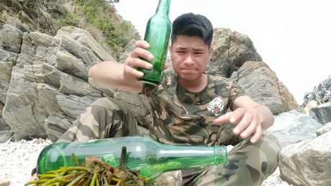 荒岛求生,小伙就地取材制作装置淡化海水,原来海水也可以饮用