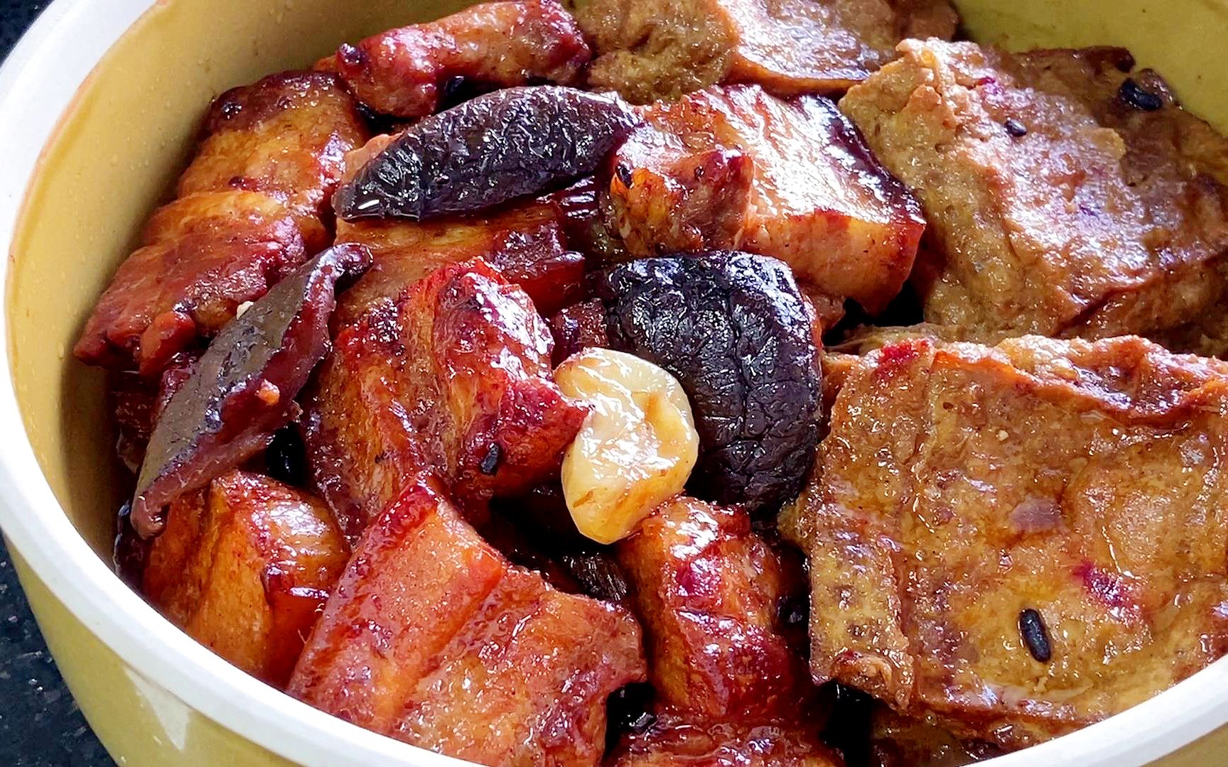 在家也能做大厨,教你一道喷香的特色客家红焖肉,下酒下饭都不错