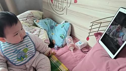 又解锁了一个看孩子的好方法,那就是循环播放他的视频