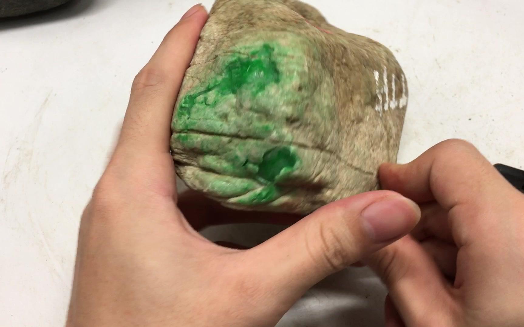 翡翠原石批发市场拿下松花小料是否出现满绿奇迹?赌石视频多利多