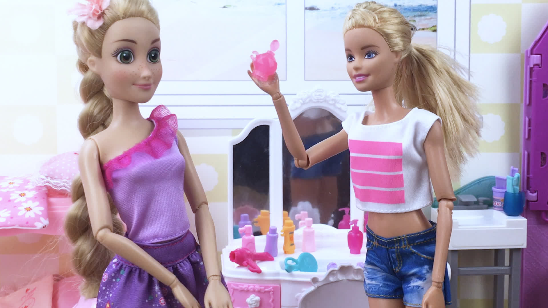 芭比娃娃公主玩具,芭比和长发公主喷香水准备出门逛街