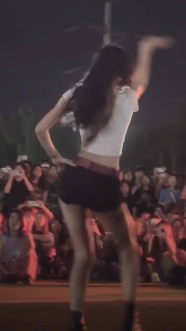 别人家的学姐浅跳一下 校园舞蹈 大长腿舞台无处不在