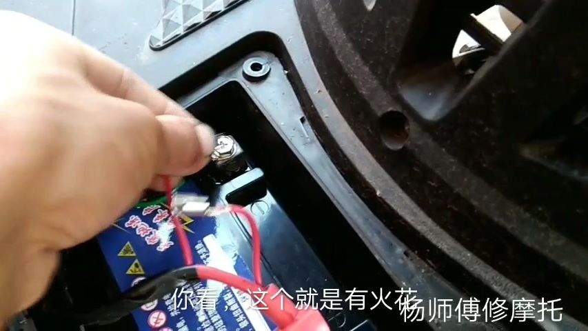 摩托车电瓶亏电了,我们自己怎么快速判断充电系统是不是好的?