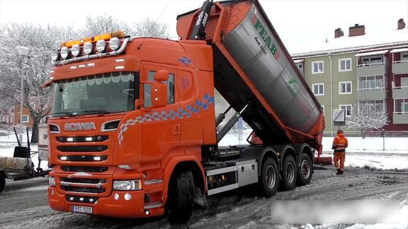 V8的斯堪尼亚卡车,这是在倾倒什么呢