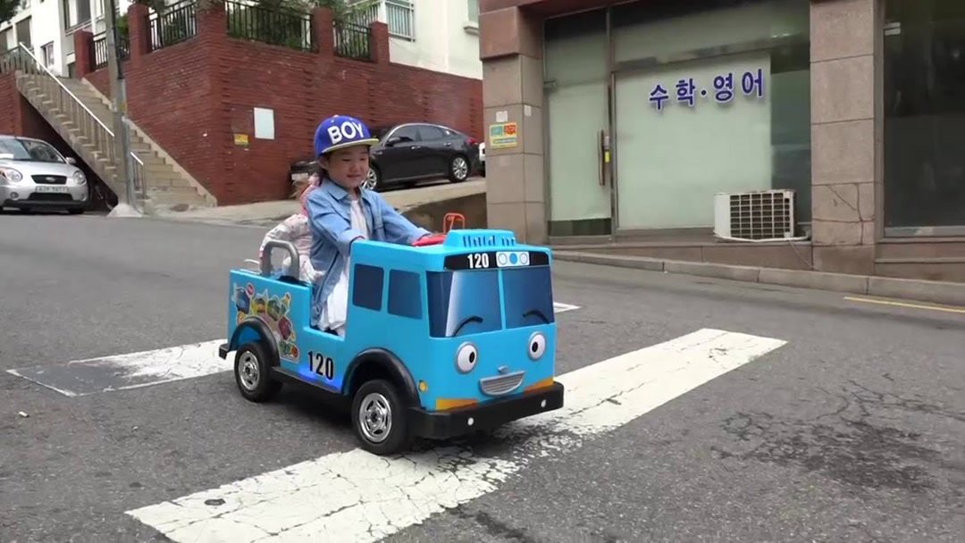 电动汽车坏了?萌宝变身修理工修车 最后成功开动