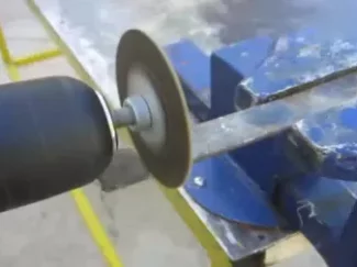 工人是怎么使用角磨机的,第一次见,长见识了