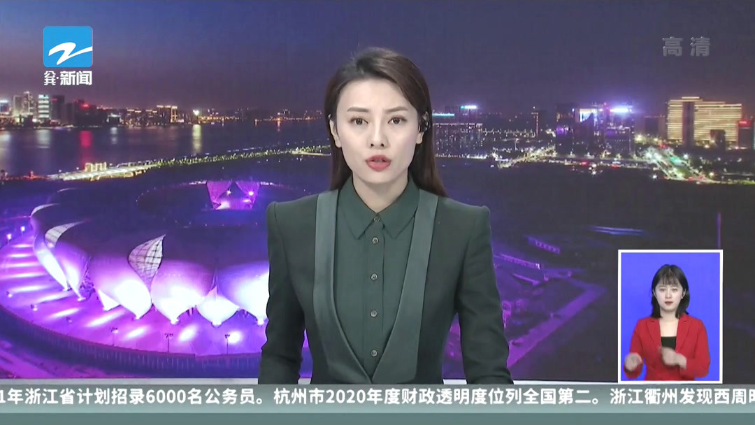 司机开车打瞌睡 撞上隔离护栏