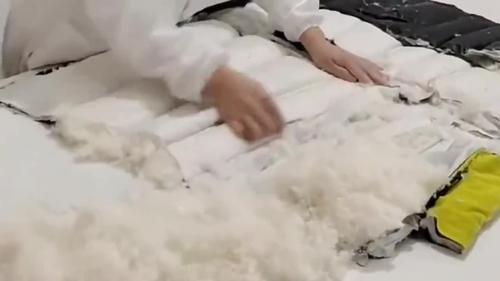 美女把不穿的羽绒服拿来做羽绒被,打开后,感觉商家还是挺靠谱的