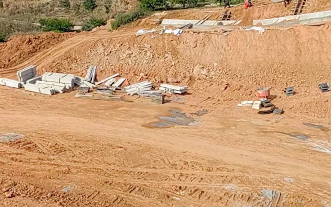 2月16日拱形护坡模具模板拆模后光滑笔直,老板说安排