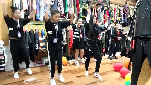 和顾客一起跳C哩C哩