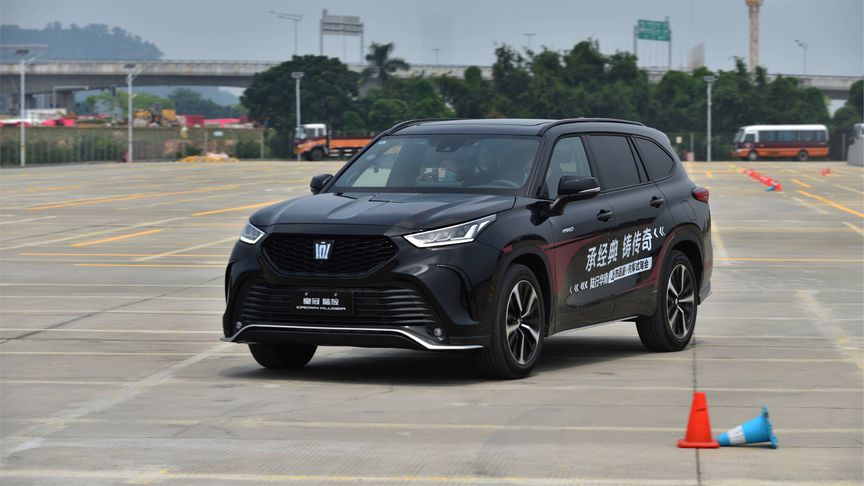 初来乍到的“老江湖”?场地试驾皇冠陆放