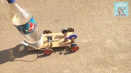 如何制作氛围动力小车#用废品制作创意手工 #我爱发明我爱制作