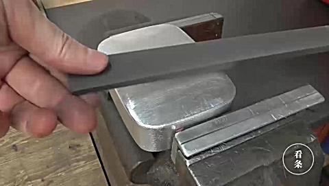 刚学钳工的小伙, 手工制作一个铝制的视频标志, 还挺好看的