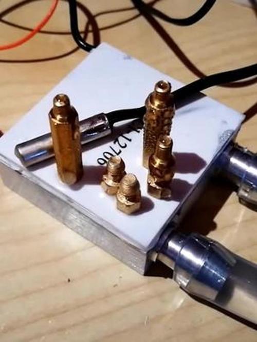 测试半导体制冷套件,挂在电电扇上很给力,散热越好,制冷越好