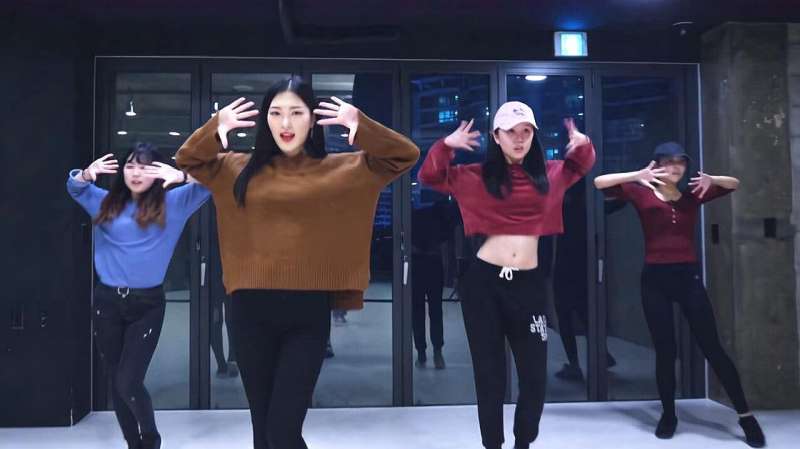 超火舞蹈视频《LOVE BOMB》,简单易学的流行舞,一起来看看吧!