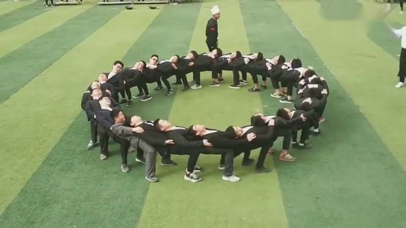 毕业了,毕业照要好好设计,这操作厉害了