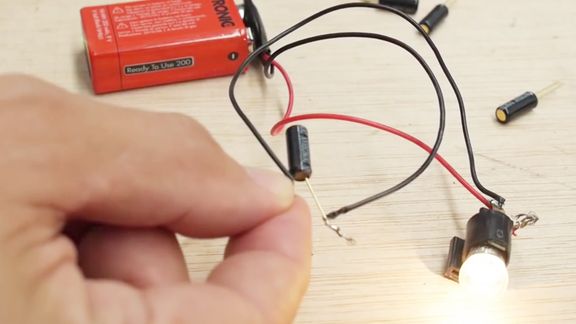 将汞装在连接灯泡的容器后,灯泡发生了奇怪的现象,不知道原理?