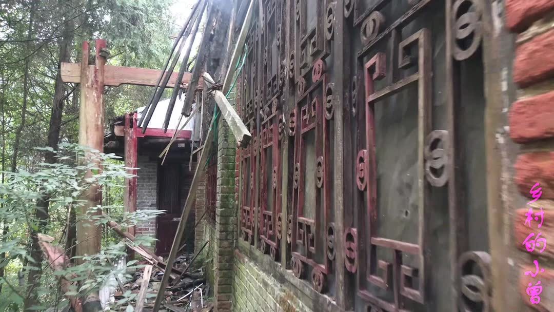 大山里有一栋破旧房屋,装修豪华,却无人居住