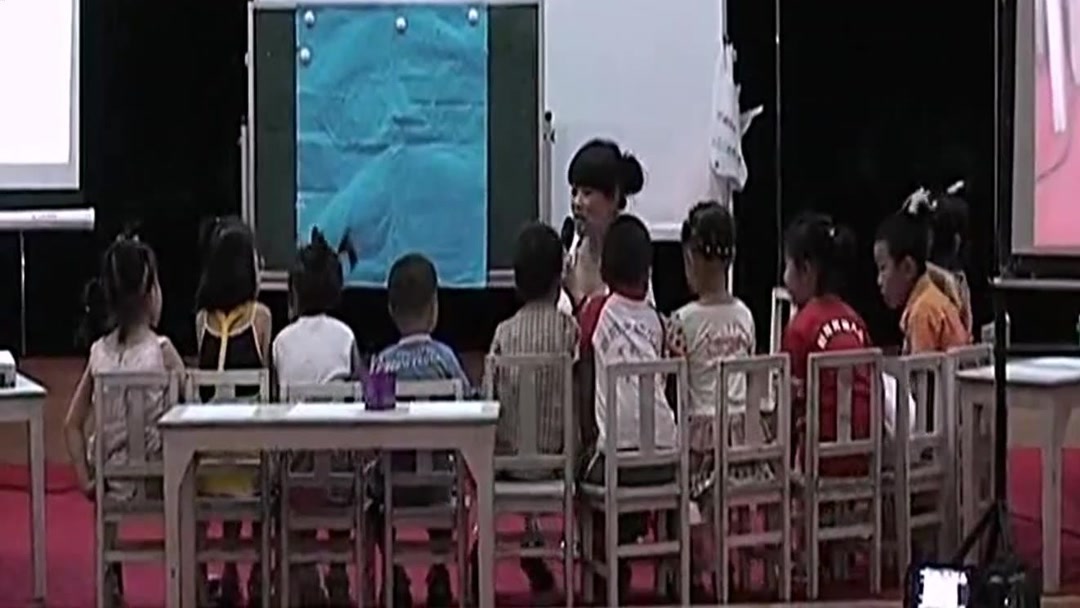 欣艺老师-幼儿园小班美术《小鱼逃走了》上海名师教学_