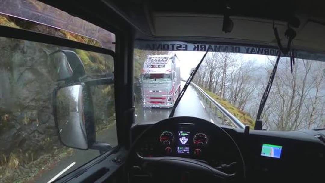 这么窄的道路会车都困难,斯堪尼亚卡车