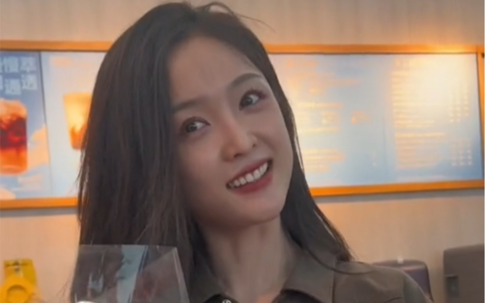 怎么会有爱豆天天在机场给粉丝喷香水啊?