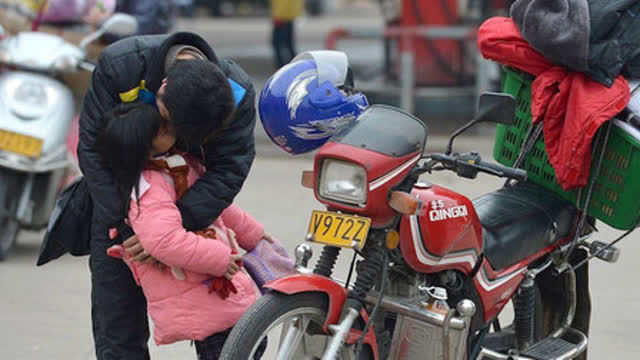 摩托返乡记:骑行成本很高,为何他们仍坚持骑2220公里回家过年?