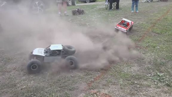 紧张激烈!四驱遥控模型车拔河比赛