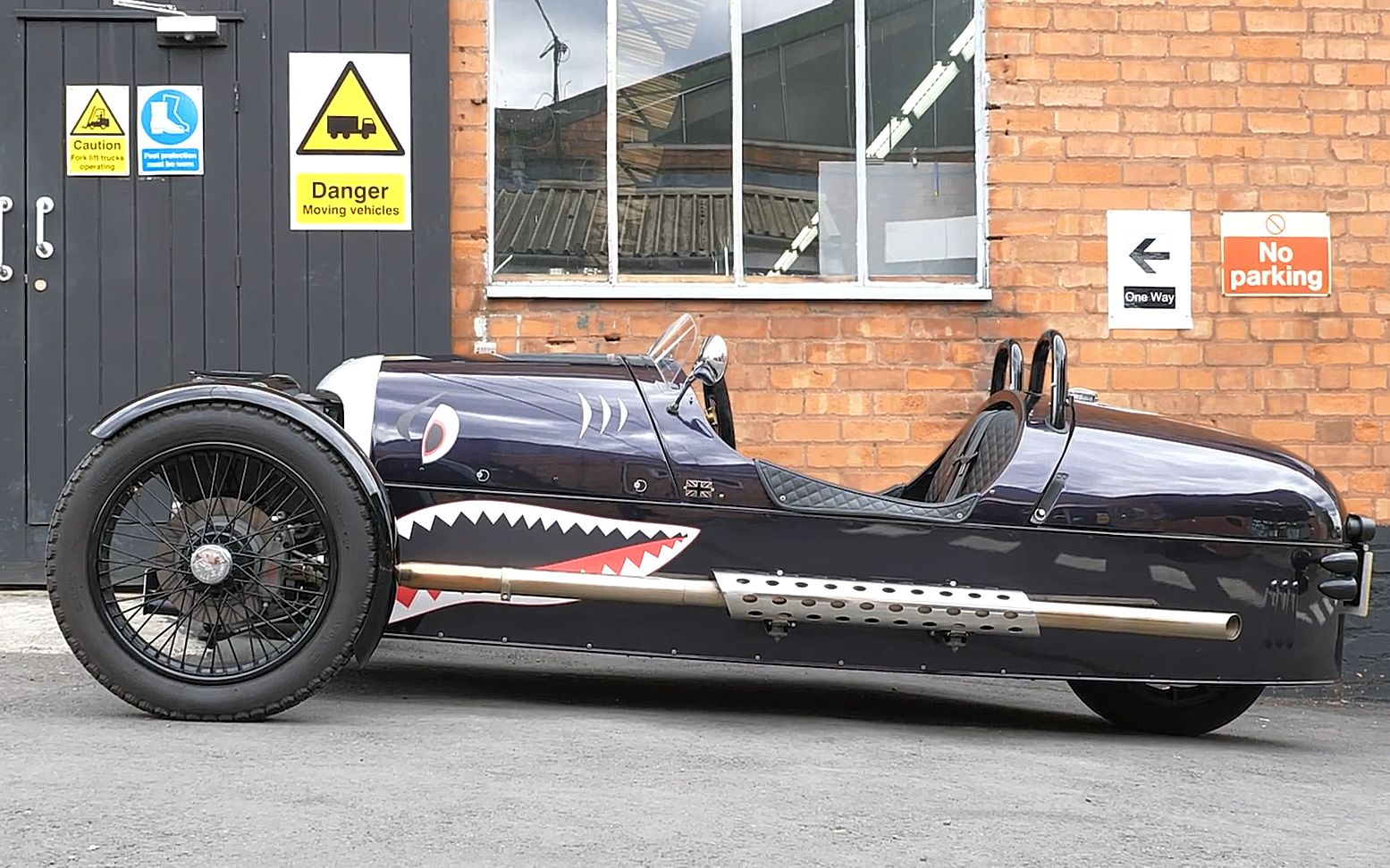 [Carfection]试驾摩根3-Wheeler:纯电动前置外露引擎经典三轮车!