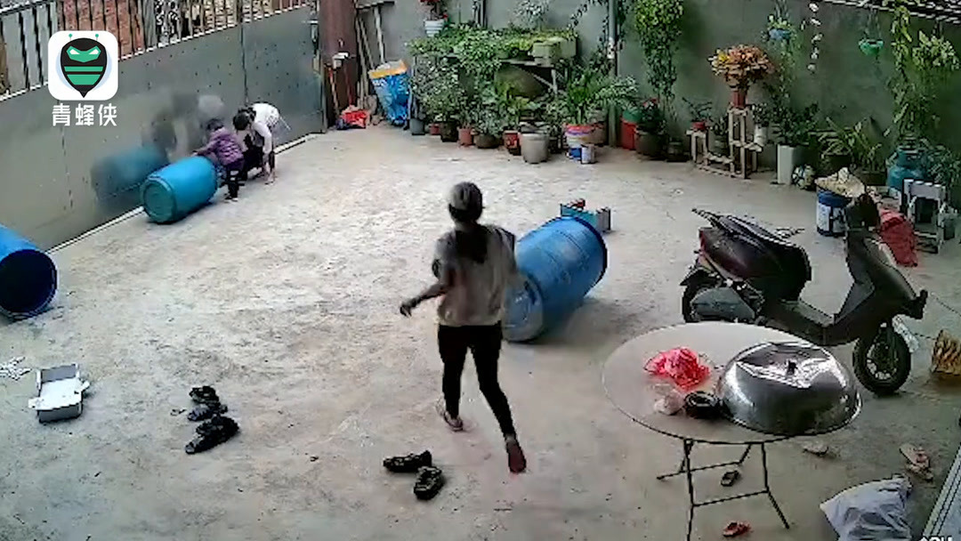 3岁男童玩拴门绳时脚下悬空勒住脖子吊门上致昏迷 姐姐发现后救下