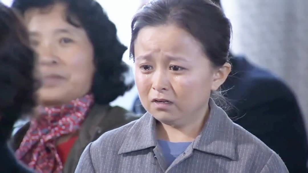 学校开家长会,母亲精心打扮,不料到了才知道女儿花钱雇了别人