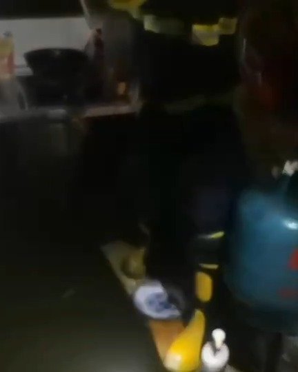 【危险!厨房被淹两个煤气罐漂浮在水中】6月15日,受强降雨影响,淮安...