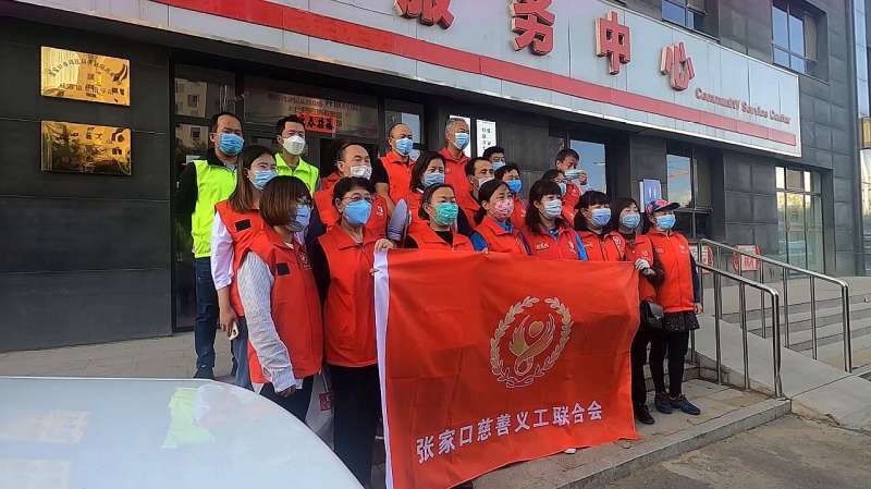 新闻稿写培训活动结束,户外合拍,才发现我俩穿的衣服也太醒目了