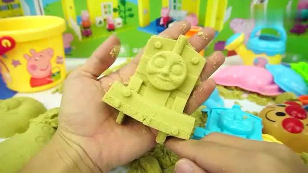 亲子益智动画片:小猪佩奇和面包超人的太空沙托马斯小火车玩具