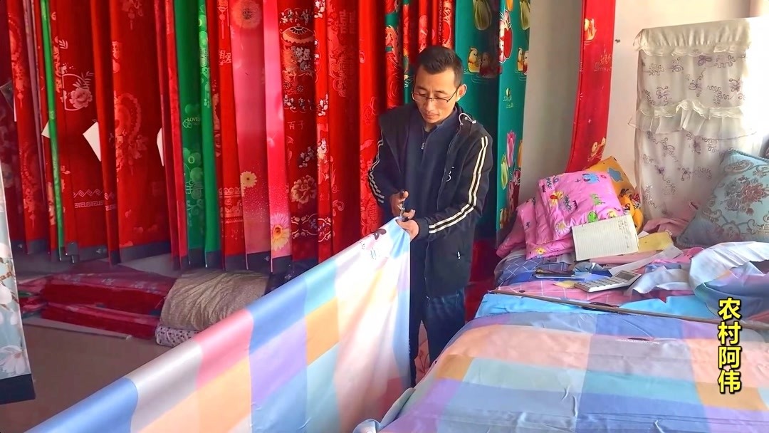 农村小伙第一次做电商,2小时卖了几十套定制床品,激动了