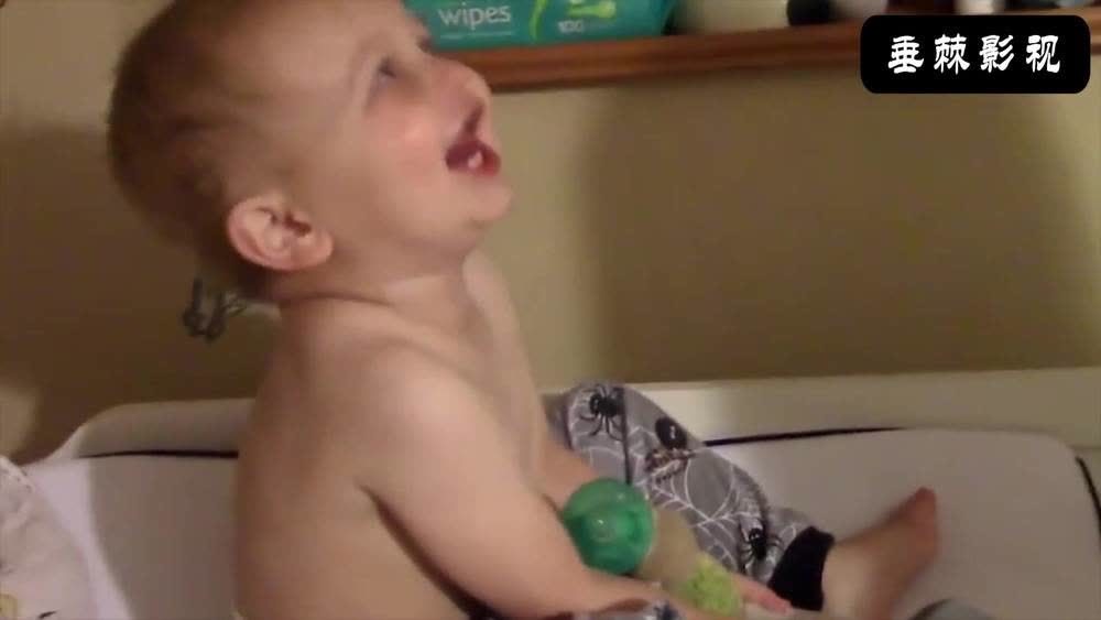 爸爸妈妈给小宝宝表演他最喜欢的电影片段,宝宝咔咔大笑停不下来