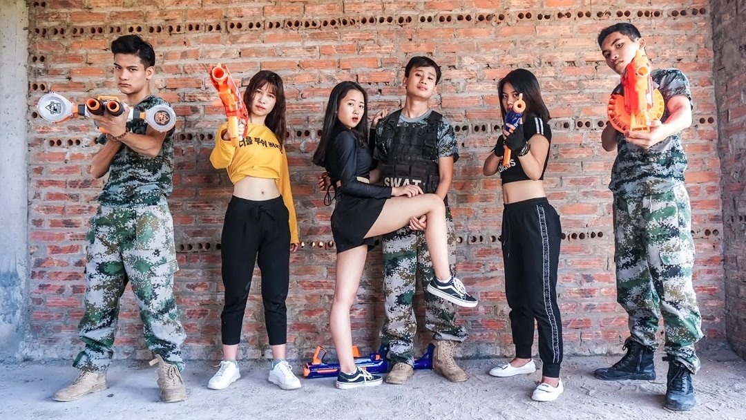 真人cs枪战 美女枪王别墅区团灭对手绝地吃鸡