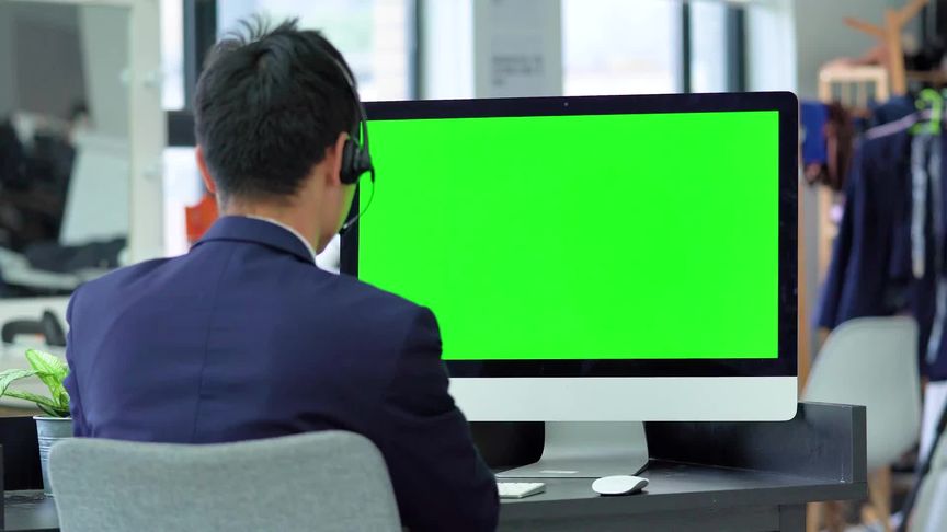 客服人员使用电脑屏幕 绿屏抠像素材#剪映 #视频素材 #绿屏素材