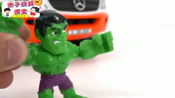 绿巨人把出车祸的小朋友送上了救护车