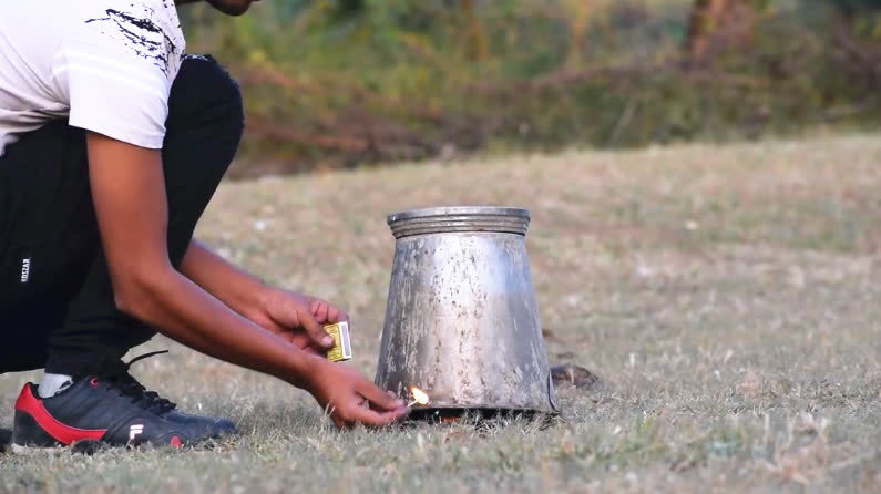 把鞭炮用铁桶盖住,点燃引线后会发生什么?