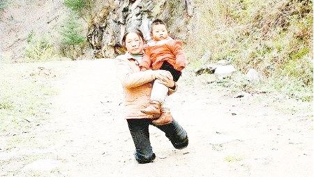 虽然她重度残疾被人看不起,但她做出的这举动,值得人们敬佩