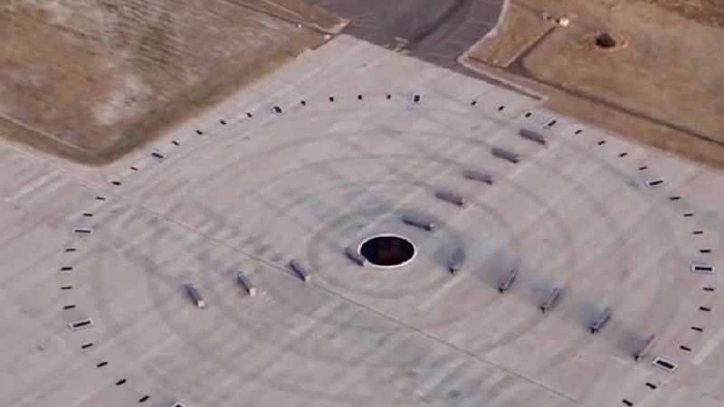 14辆卡车模拟大时钟,连续运转24小时,网友:秒针司机有点牛